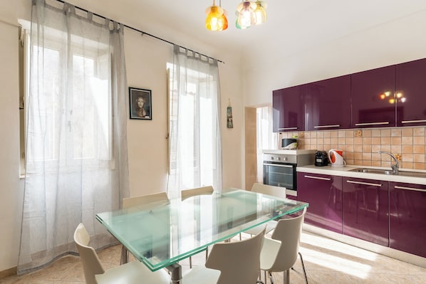 Apartamento, 2 quartos, vista para a cidade | Cozinha privada | Geladeira, fogão, cooktop, lava-louças