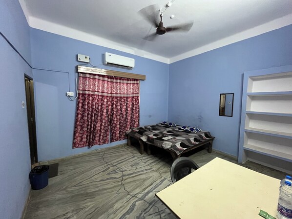 Quarto Duplo Standard, 1 cama de casal, Vista para a cidade | Secretária, secretária adequada para computadores portáteis