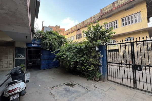 Estacionamento sem assistência (pago) (INR 100 por noite)