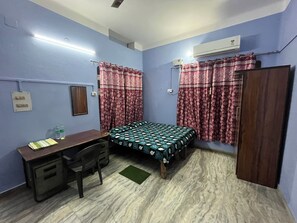Quarto Duplo Standard, 1 cama de casal, Vista para a cidade | Secretária, secretária adequada para computadores portáteis