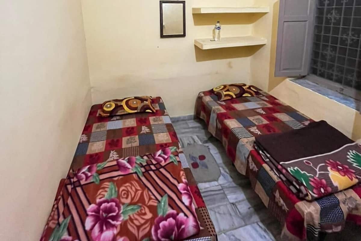 Quarto Duplo ou Twin Básico, 1 cama de casal | Secretária, secretária adequada para computadores portáteis