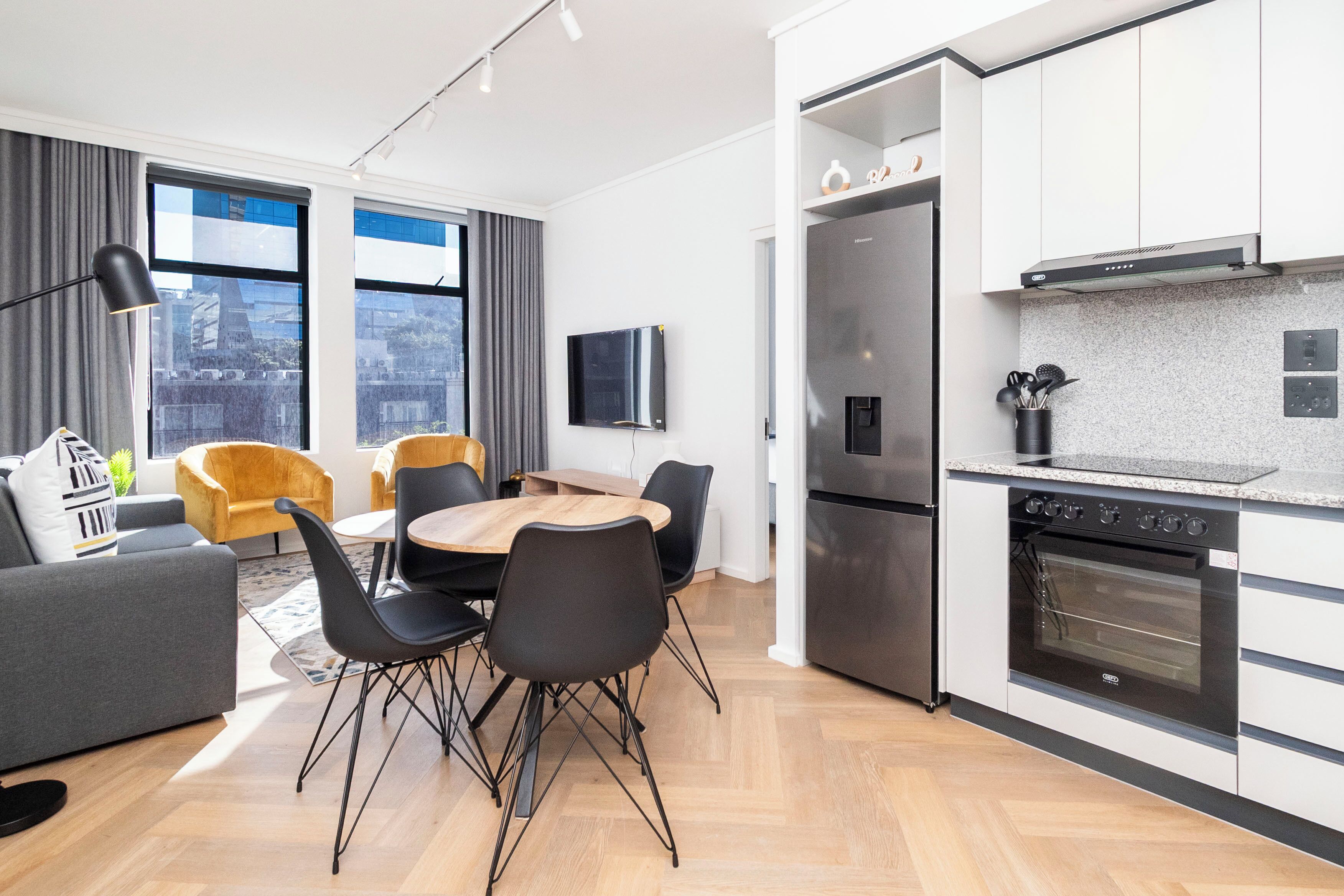 Um apartamento moderno com sala de jantar, cozinha e espaço de estar.