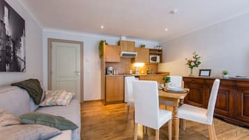 Apartamento Clássico, 1 cama de casal e sofá-cama, Vista para a cidade | Sala de estar | Televisor de ecrã plano de 33 polegadas com canais digitais