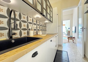 Apartamento Familiar em Condomínio Fechado | Cozinha privada | Minifrigorífico, uma placa de cozinha, utensílios de cozinha