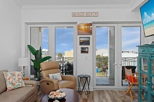 Condo, várias camas (Tranquil Harbor 311 - Sea Forever) | Área de estar