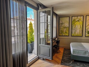 Pera Premium Deluxe With Balcony | Cofre no quarto, secretária 