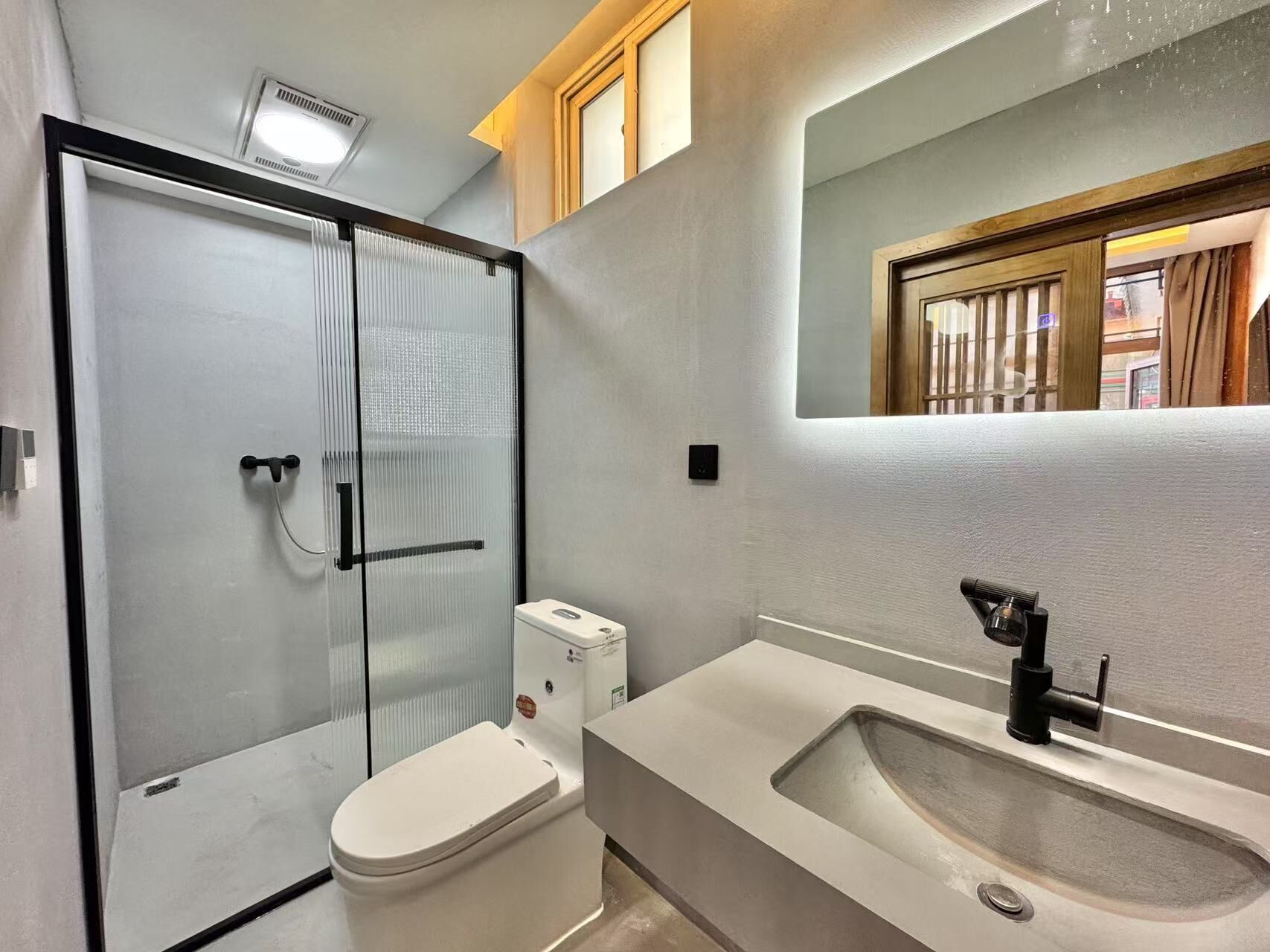 Quarto duplo família, vista para o pátio | Banheiro | Produtos de toalete grátis, toalhas de banho, sabonete, shampoo