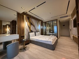 Quarto casal clássico, sacada, vista para a cidade | Roupas de cama de algodão egípcio, roupas de cama premium, frigobar