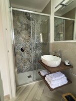 Quarto Duplo ou Twin Clássico | Casa de banho | Um polibã, um secador de cabelo, toalhas fornecidas, sabão 