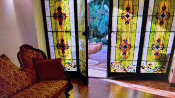 Quarto Triplo Superior, vista para o jardim | Sala de estar | Televisor