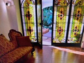 Quarto triplo superior, vista para o jardim | Área de estar | TV