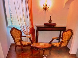 Quarto triplo superior, vista para o jardim | Área de estar | TV