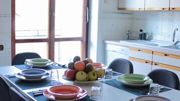 Apartamento Comfort em Condomínio Fechado, varanda | Refeições no quarto