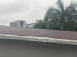 Um edifício com telhado em telhas e varanda visível.