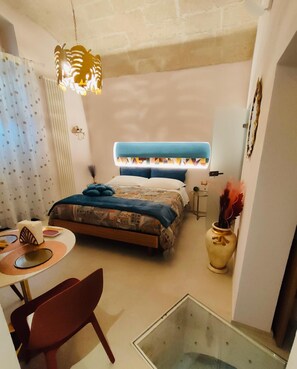 Quarto casal básico | Quartos à prova de som, Wi-Fi de cortesia