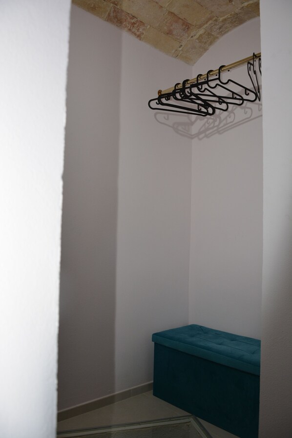 Quarto casal básico | Quartos à prova de som, Wi-Fi de cortesia