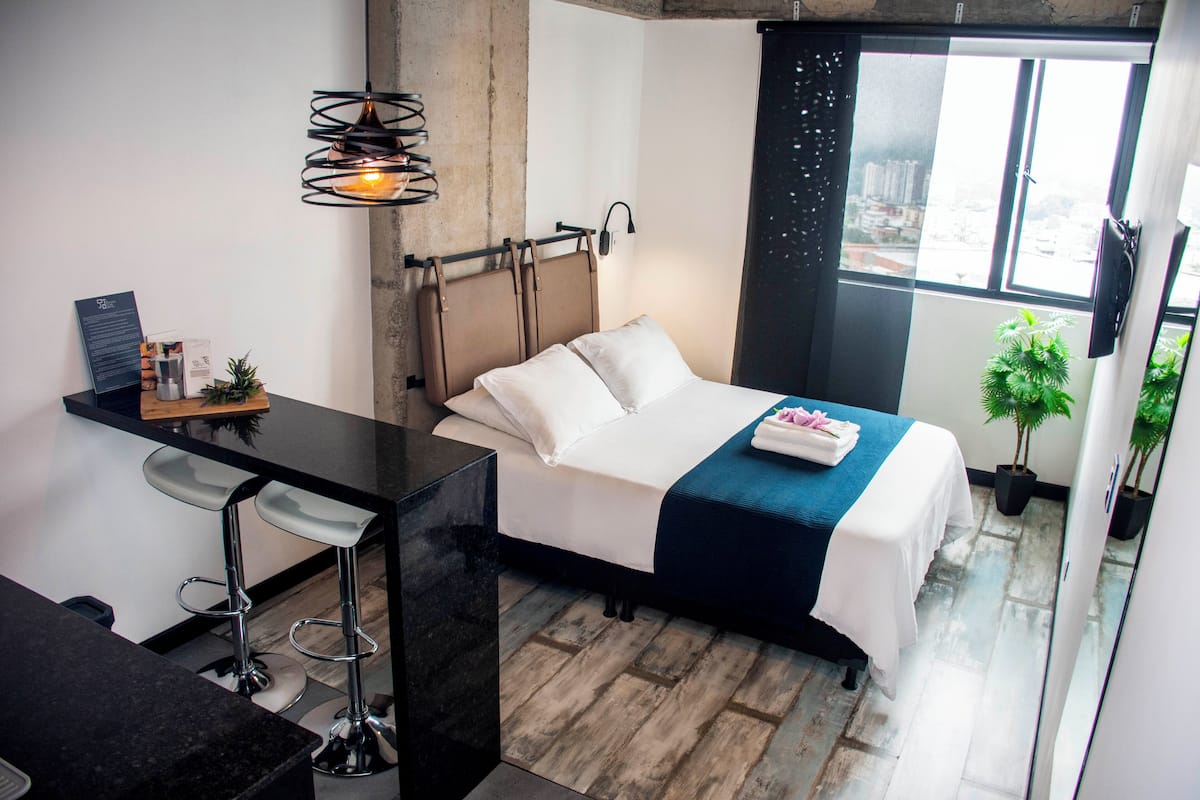 Quarto casal, vista para a cidade | Cofres nos quartos, cortinas blackout, ferros/tábuas de passar roupa