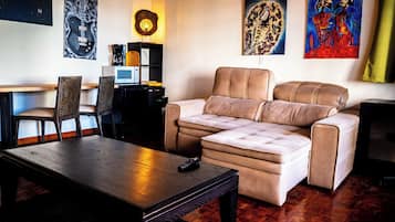 Suíte estúdio superluxo, vista para o jardim | Opções para refeição no quarto
