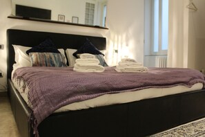 Quarto casal luxo, vista para o pátio | Individualmente decorados, individualmente mobiliados, Wi-Fi de cortesia