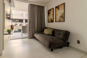 Apartamento | Sala de estar | TV de ecrã plano
