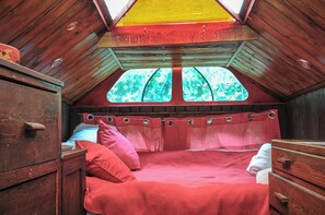 1 quarto, com decoração personalizada, com mobília individualizada