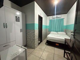 Quarto casal básico | Escrivaninha, Wi-Fi de cortesia, acesso para cadeiras de rodas