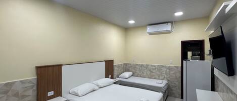 Quarto Quádruplo Básico | Secretária, Wi-fi grátis, acesso para cadeira de rodas