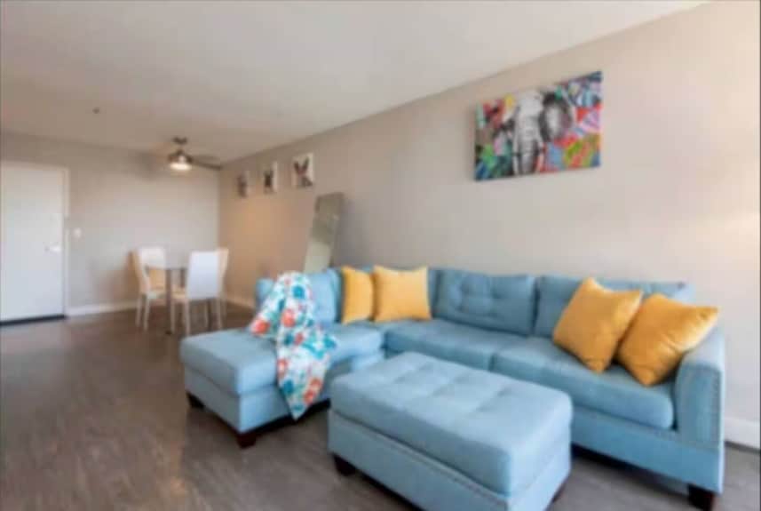 Snazzy 1-bed Apartment With Rooftop Pool & Hollywood Sign View - Koreatown - Los Angeles