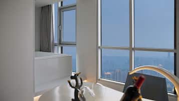 Suíte conforto, 1 cama Queen, vista para a cidade | Banheiro | Banheira e chuveiro separados, banheira de imersão