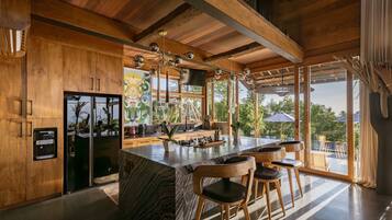 Villa de Luxo, 2 quartos, pátio, vista para o oceano | Cozinha privada | Um frigorífico, um micro-ondas, um forno, uma placa de cozinha