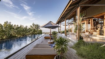 Terraço com espreguiçadeiras