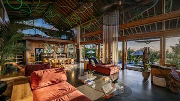 Villa de Luxo, 2 quartos, pátio, vista para o oceano | Sala | Televisor de 80 polegadas com canais por cabo