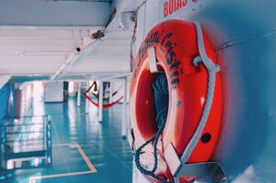 Um flutuador com o texto "BIA" na parede interna de um navio.