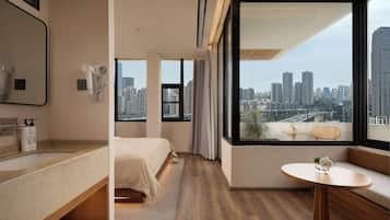 Quarto casal panorâmico, 1 cama Queen, varanda, vista para o rio | Edredons de pluma, quartos à prova de som, Wi-Fi de cortesia