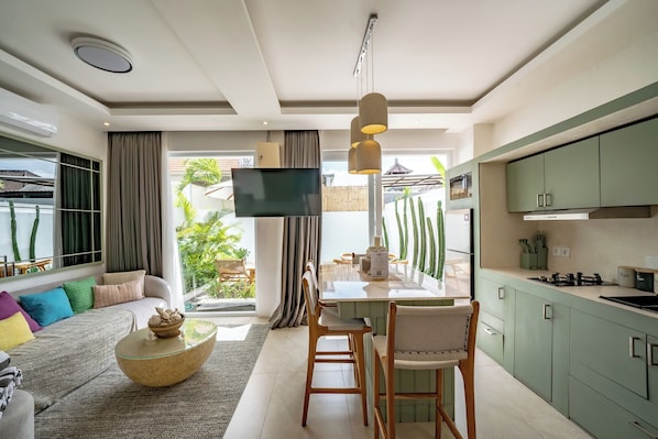 Villa Deluxe, 2 quartos, pátio, vista para a piscina | Cozinha privada | Um frigorífico, um micro-ondas, uma placa de cozinha