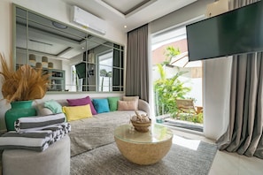 Villa Deluxe, 2 quartos, pátio, vista para a piscina | Sala | Televisor de 50 polegadas com canais por cabo