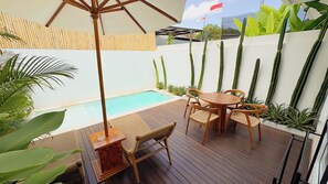 Vila luxo, 2 quartos, varanda, vista para a piscina | Terraço/pátio