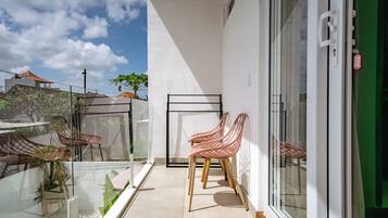 Villa Deluxe, 2 quartos, pátio, vista para a piscina | Varanda