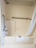 Quarto Individual, banheira adaptada para pessoas com dificuldades motoras, fumadores | Secretária, cortinas/cortinados opacos, ferro/tábua de engomar