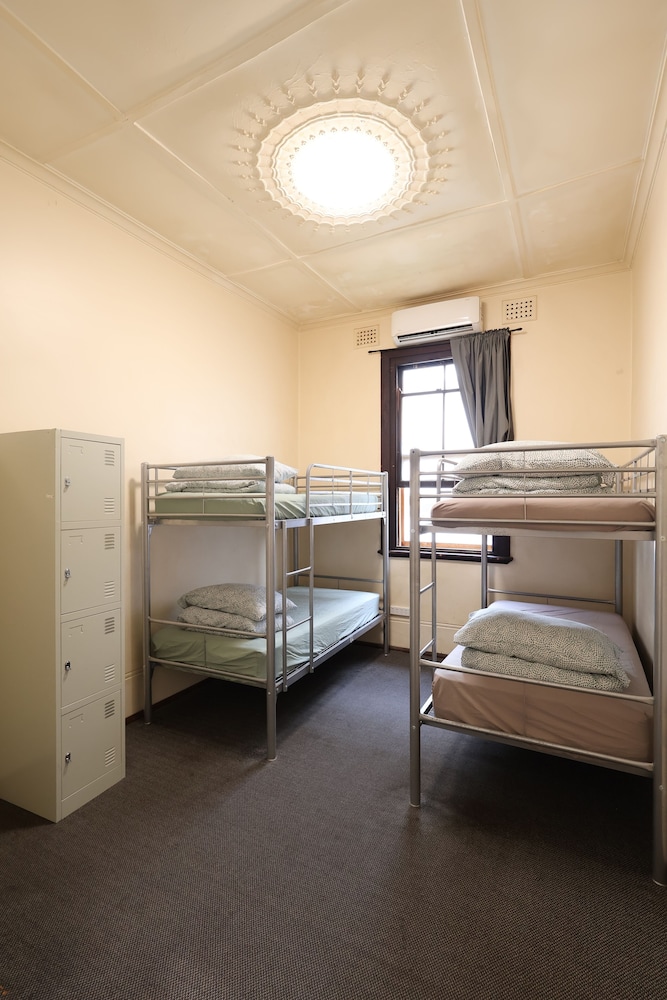 Emu Backpackers Perth - Note - Valid Passport Required For Check In - Perth