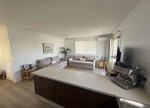Apartamento, 2 quartos, varanda, junto à praia | Cozinha privada