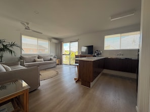 Apartamento, 2 quartos, varanda, junto à praia | Cozinha privada