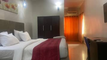 Quarto luxo, sacada, vista para a cidade | Cofres nos quartos, escrivaninha, espaço de trabalho para notebook