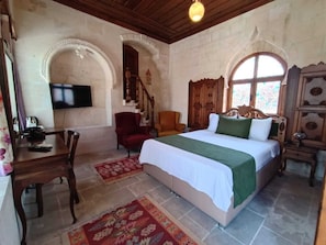 Quarto Duplo Deluxe, vista para o pátio | Ferro/tábua de engomar, Wi-fi grátis, roupa de cama fornecida 