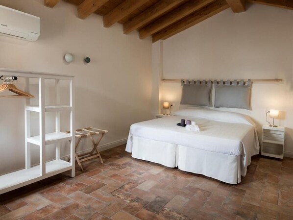 Quarto triplo família, vista para o pátio | Cortinas blackout, ferros/tábuas de passar roupa, Wi-Fi de cortesia