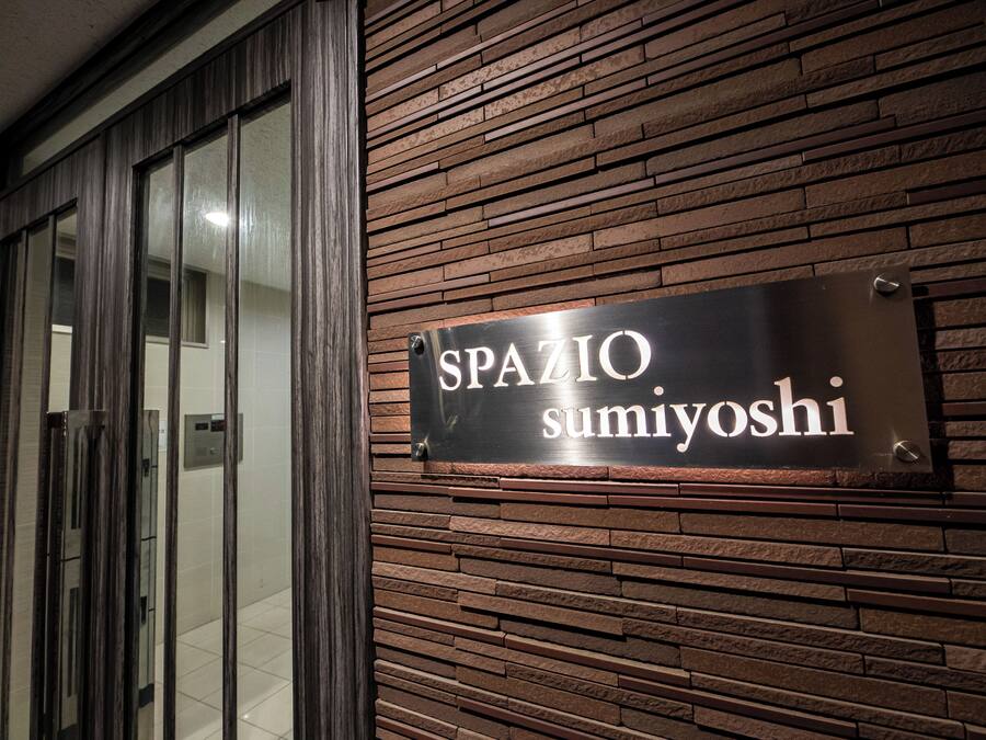 Placa para SPAZIO sumiyoshi com design de parede de tijolos moderno.