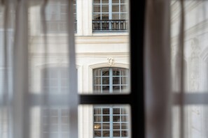 Suíte real, vista para o pátio | Roupas de cama premium, camas com colchões pillow-top