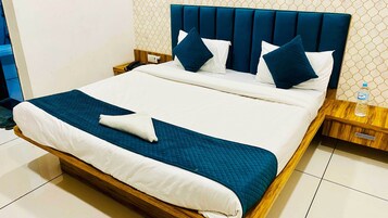 Quarto Duplo Deluxe, varanda, Vista para a cidade | Secretária adequada para computadores portáteis, Wi-fi grátis 