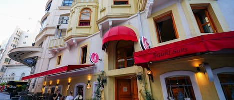 Chuveiro, secador de cabelo, chinelos, toalhas de banho