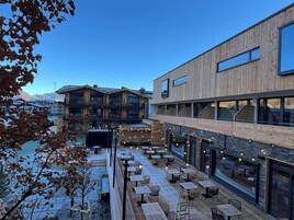 Roupas de cama antialérgicas, escrivaninha, berços (sobretaxa)